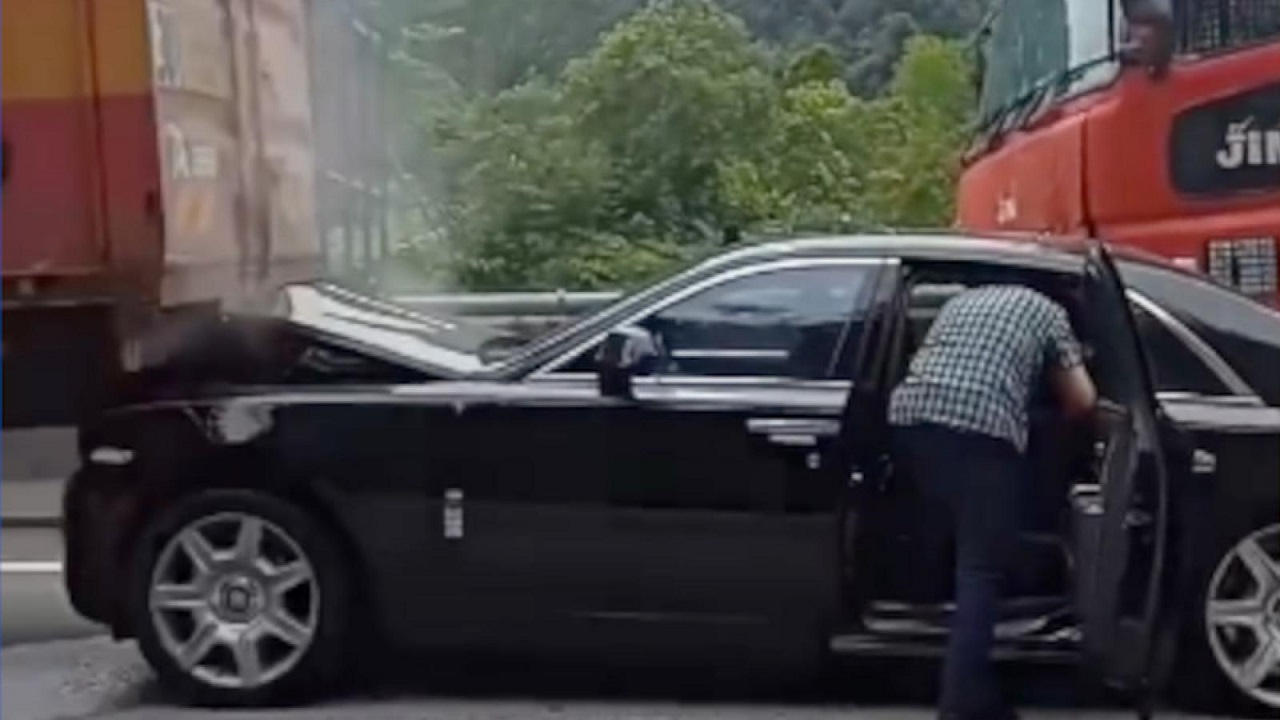 Τρακάρισμα... χιλιάδων ευρώ: Rolls Royce έγινε «σάντουιτς» από δύο ...