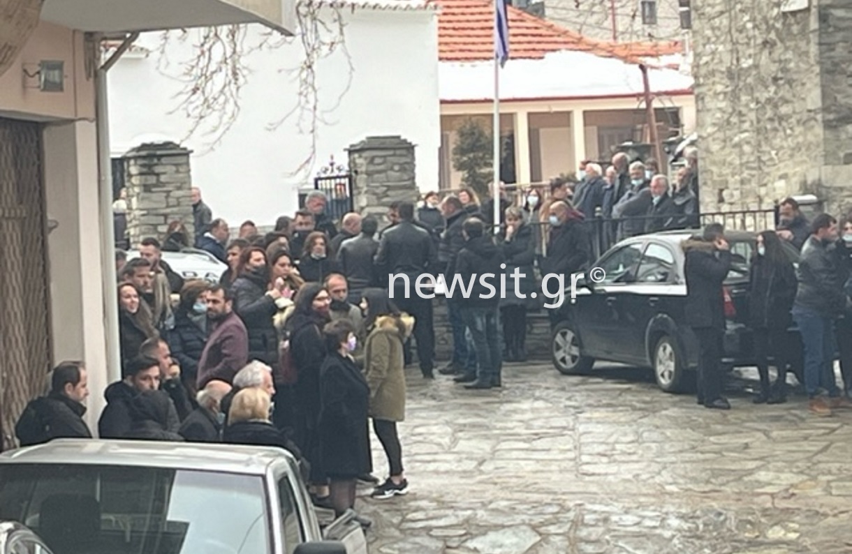Πλήθος κόσμου στο Λιβάδι Ελασσόνας για την κηδεία της 41χρονης (βιντεο ...