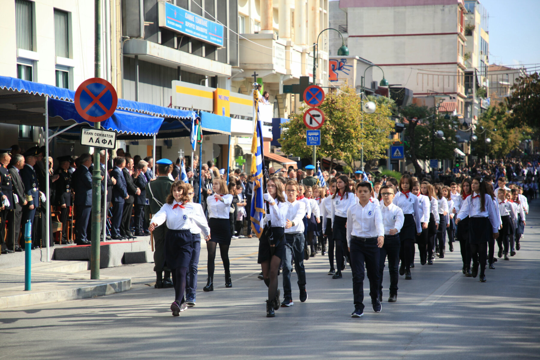 Με κάθε επισημότητα και παρουσία πλήθους Λαρισαίων η παρέλαση της 28ης ...