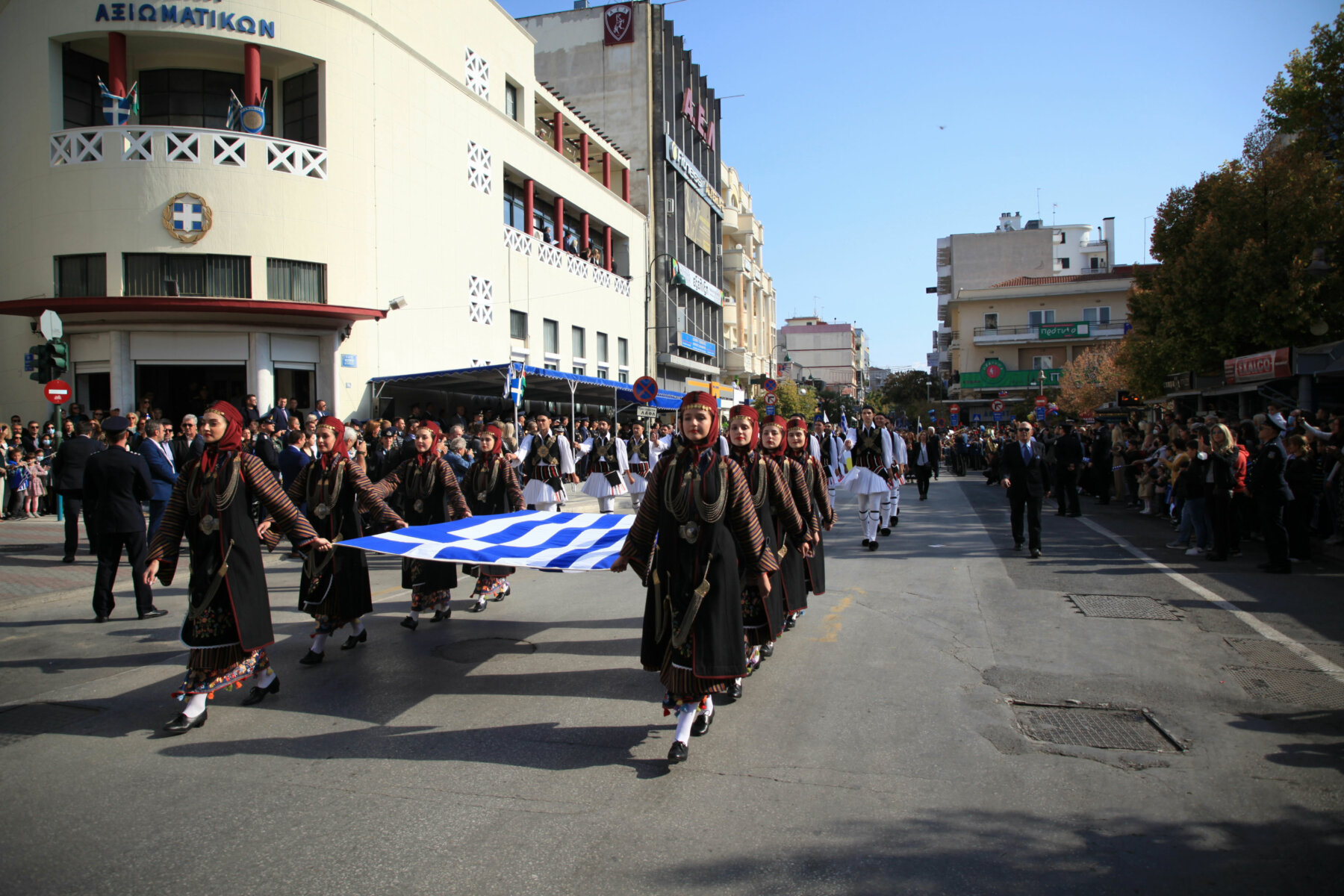 Με κάθε επισημότητα και παρουσία πλήθους Λαρισαίων η παρέλαση της 28ης ...