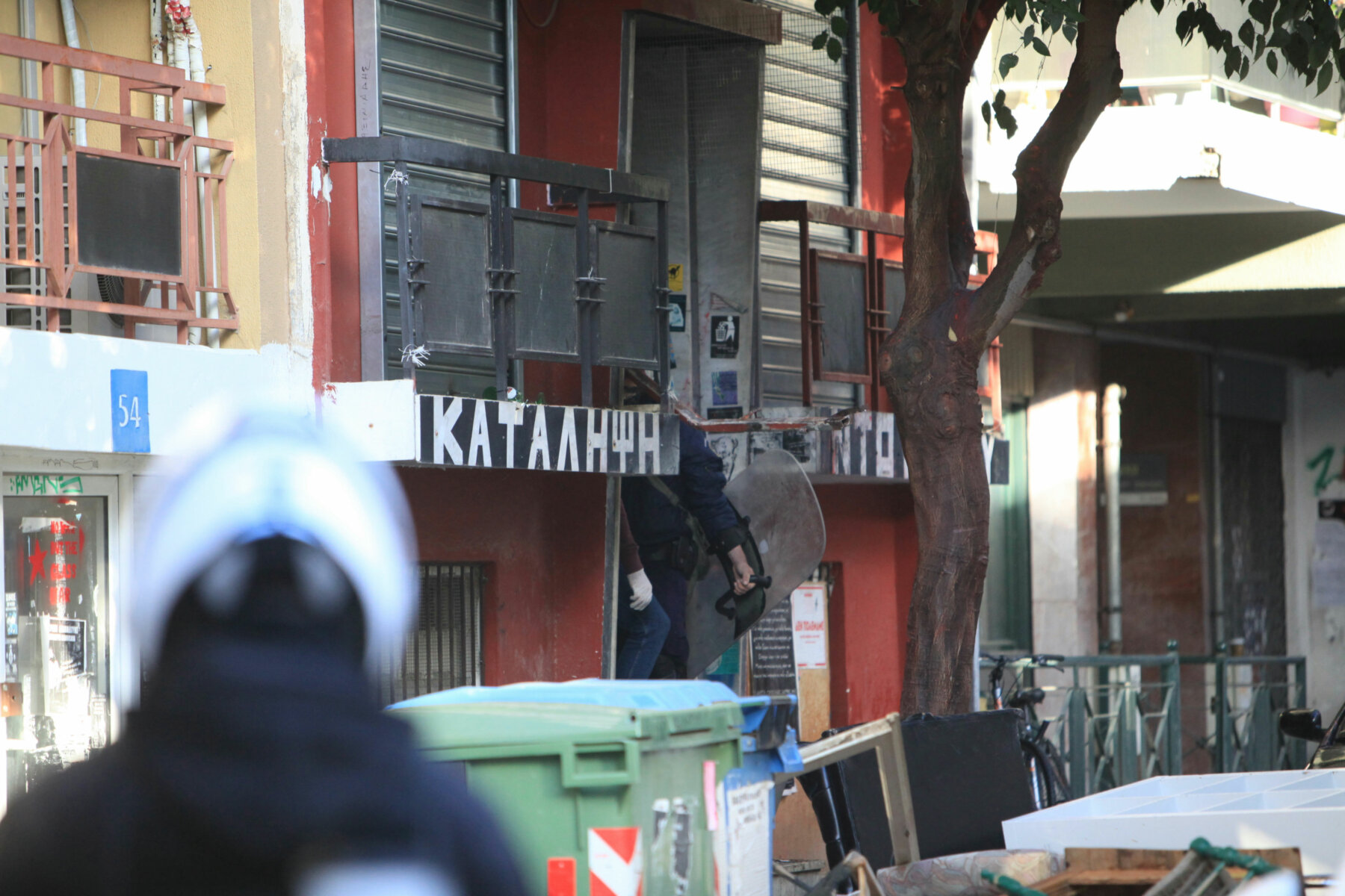 Αστυνομική επιχείρηση για την εκκένωση της κατάληψης «Ντουγρού» (Φωτό ...