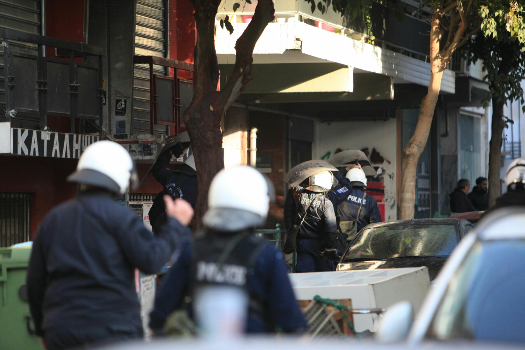 Αστυνομική επιχείρηση για την εκκένωση της κατάληψης «Ντουγρού» (Φωτό ...