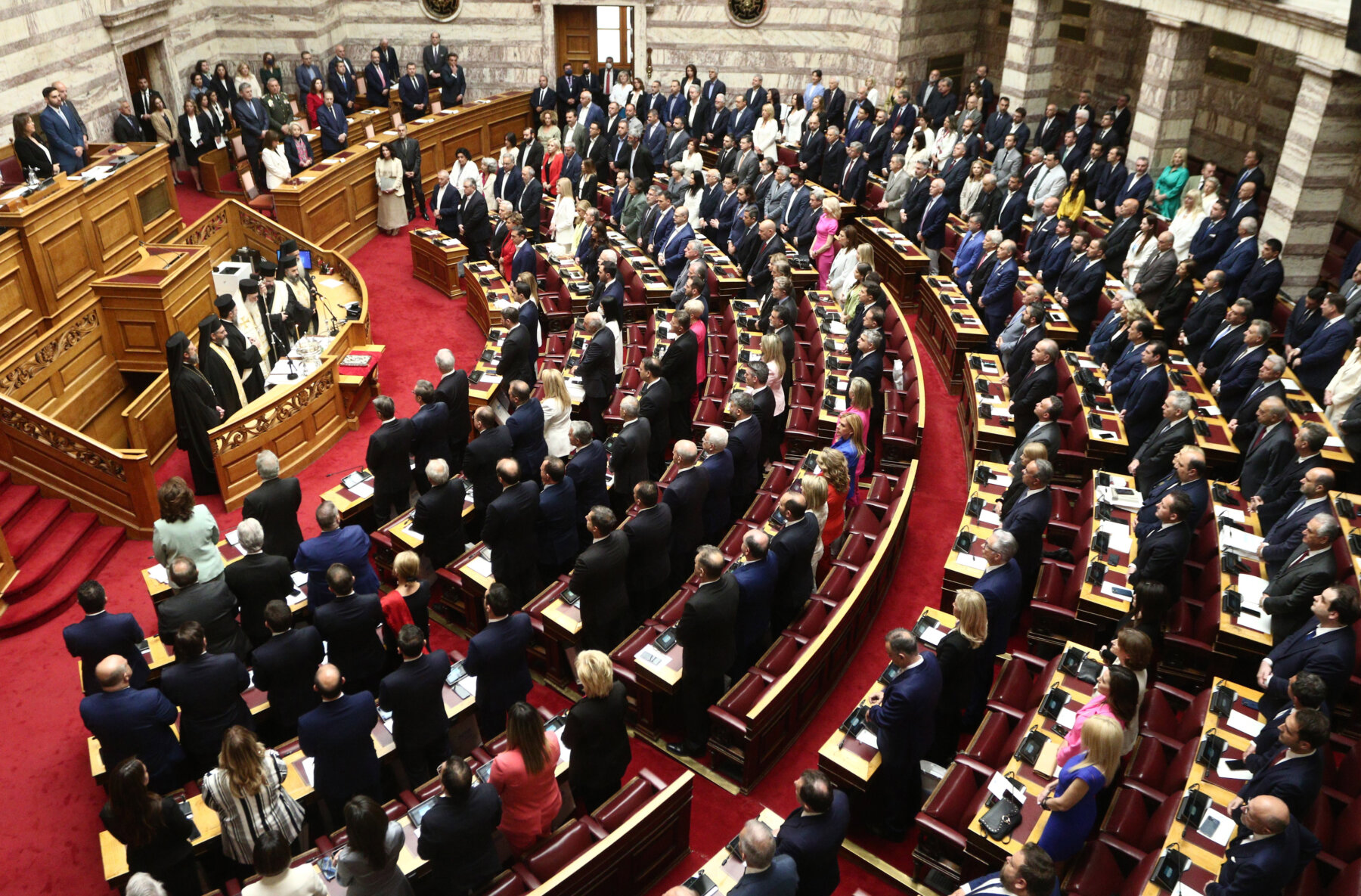 Η νέα οκτακομματική Βουλή έχει 100 «πρωτάκια», 67 γυναίκες και ηχηρές ...