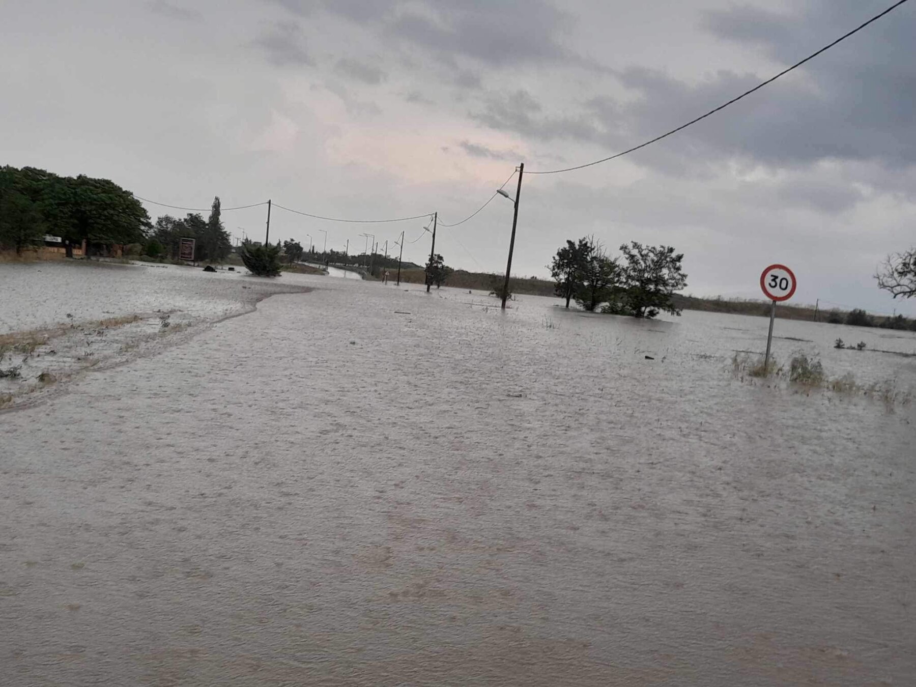 Λάρισα: Πλημμύρησε η οδός Βόλου- Ασύλληπτες εικόνες (photo) - FORMedia
