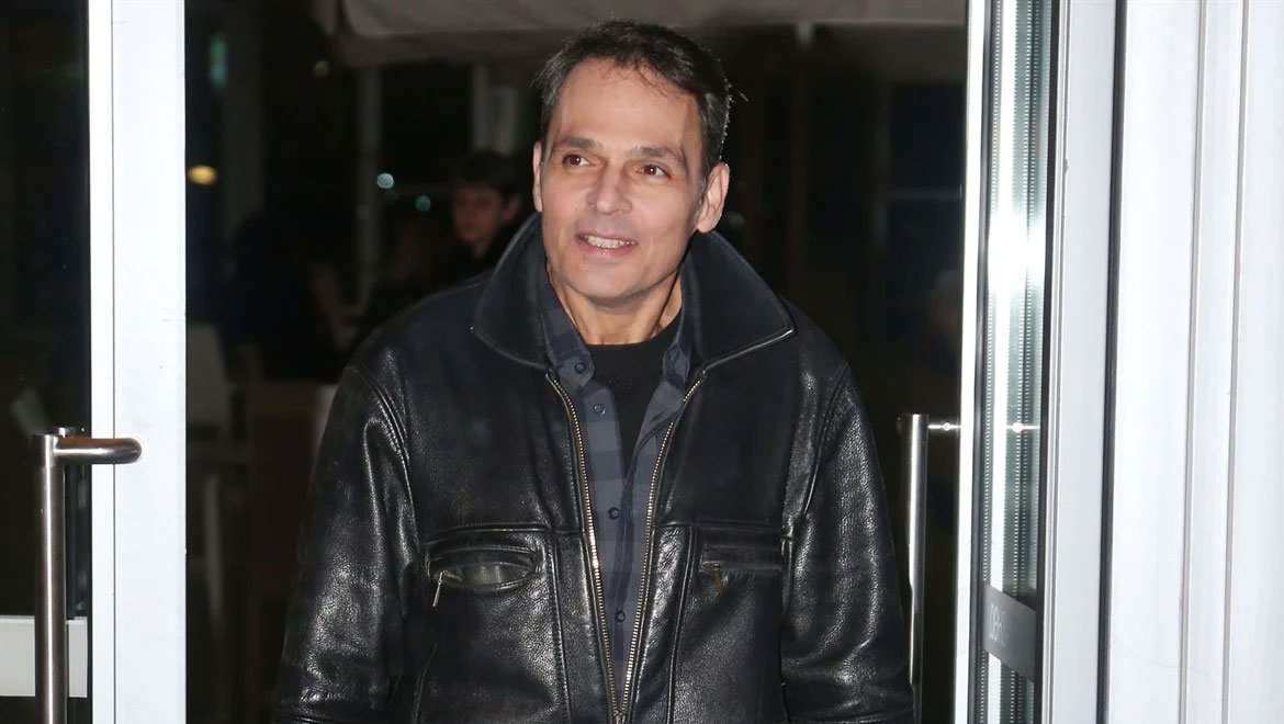 O Σταμάτης Γαρδέλης σπάει τη σιωπή του μέσα από τη ψυχιατρική κλινική ...