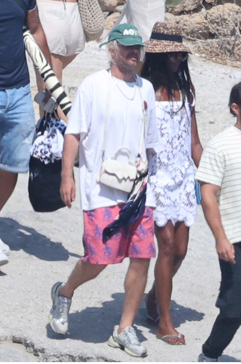 Naomi Campbell: Με τον σύντροφό της DJ Rampa σε κοσμική παραλία της ...